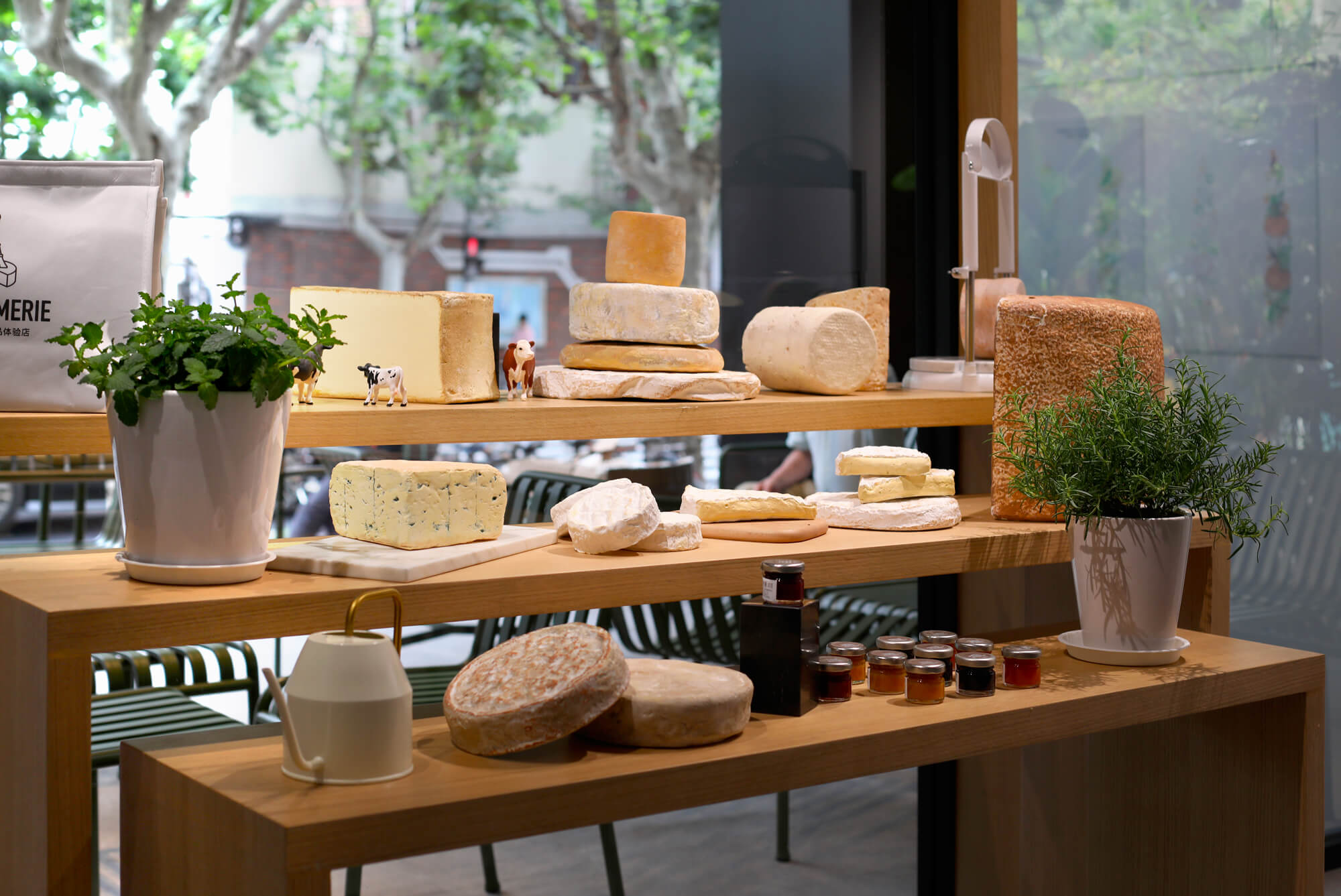 La Crèmerie à Shanghai, un flagship dessiné de A à Z ! - IchetKar